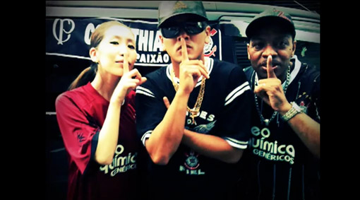 Vá treinando o hino do Corinthians em japonês.